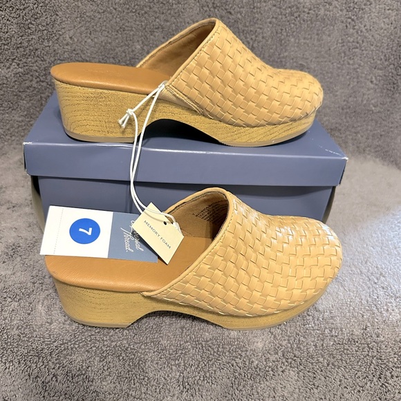 Universal Thread | Shoes | Slip On Clogs | Poshmark